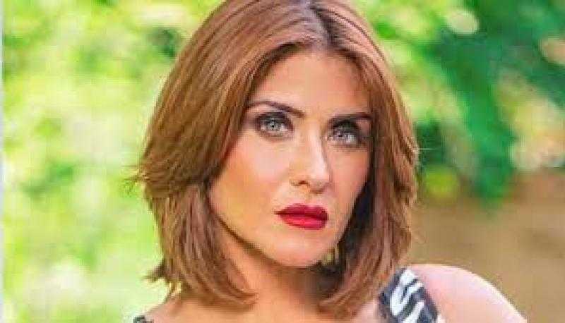 جريدة النهار المصرية بفستان أوف شولدر هيدي كرم تخطف أنظار جمهورها